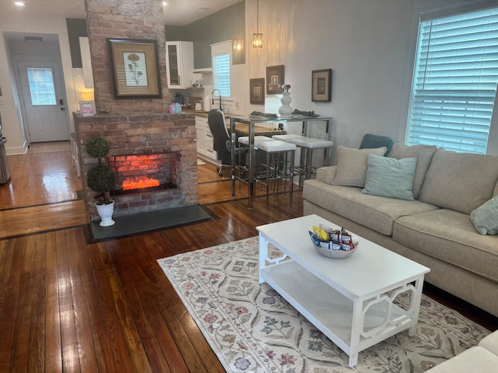 2 Bedroom 2 Bath Beauty, 3 Miles From The Square. - Covington, GA