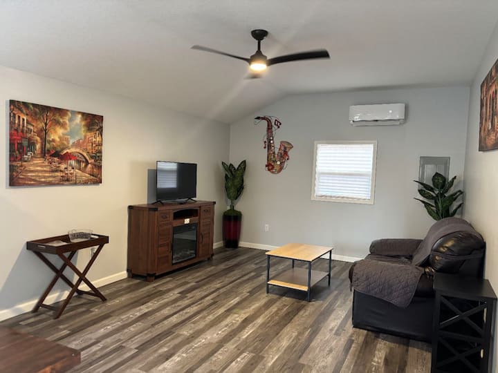 Entire Apartment Across From Park. 3 Min To Dwn Tw - Fort Wayne, IN