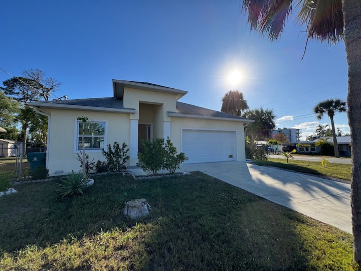 New  Built , Spacious 3 Bedroom Home ! - Englewood, FL