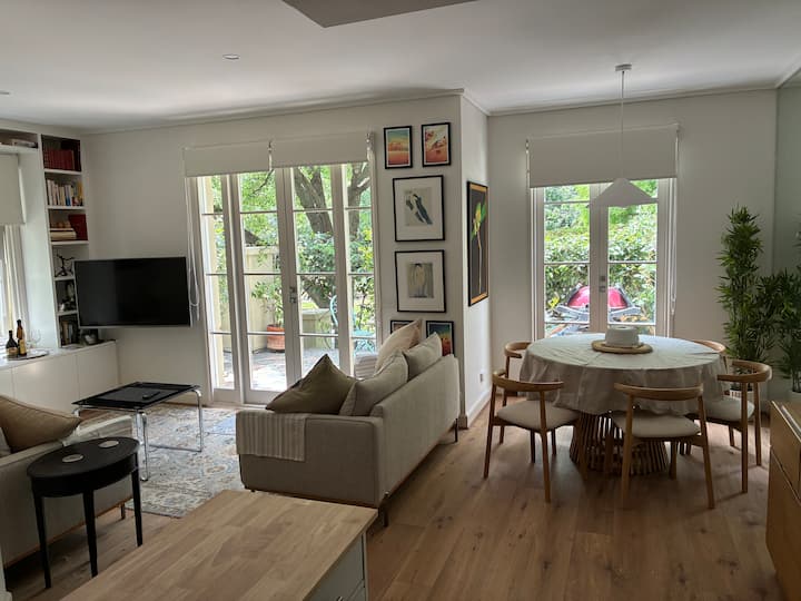 So close to the Tennis & MCG. Handy for GP & City. - Apartments for ...