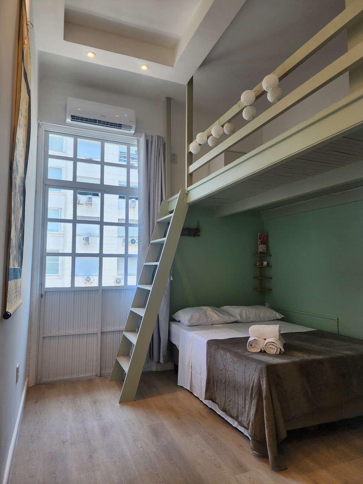 Copacabana - one block from the beach, balcony and Arpoador ...