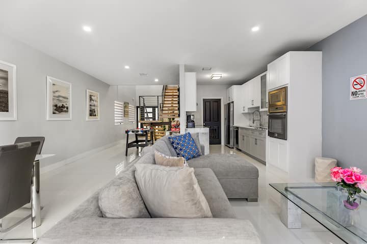 Allan's Lux Modern Townhouse Near Brickell - Miami, FL