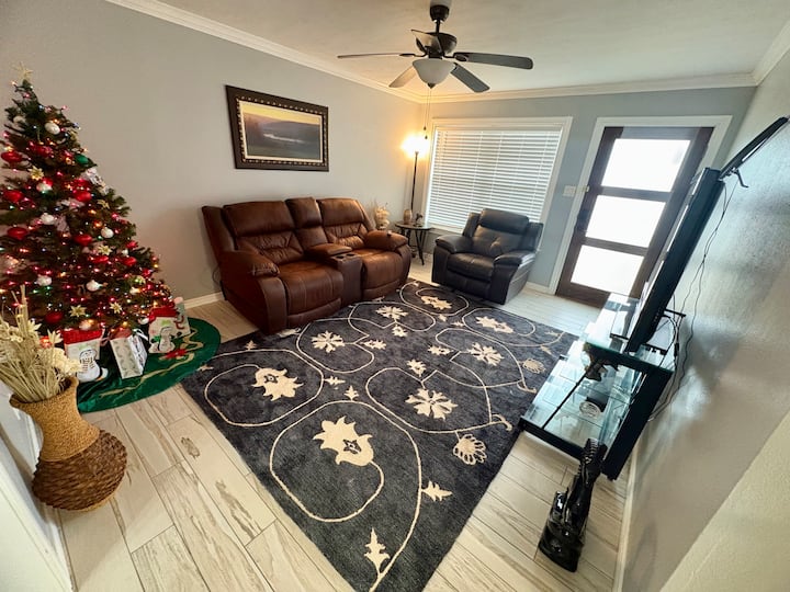 The Blue House, Comfortable 3br Home In Midland - Midland, TX