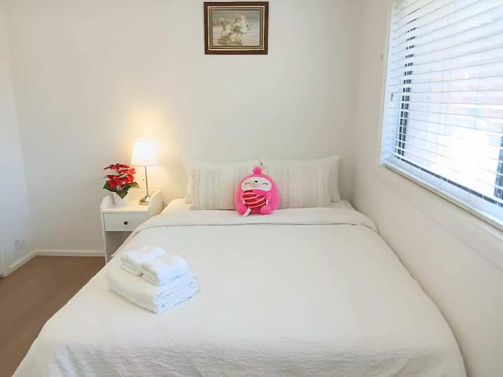 Private Double Room With Desk And Wardrobe 1 - Box Hill