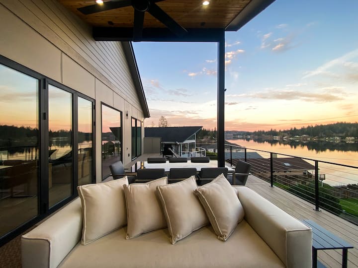 Luxe Port Lookout | Waterfront, Theater, Games - Port Orchard, WA