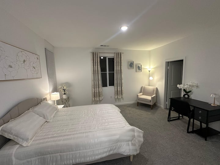 Private Master Suite • Bathtub • Pool & Gym • - Fontana, CA