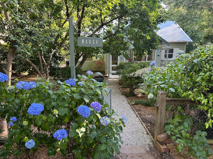 Marga Cottage | Spa • Fireplace • Heated Floors - Katoomba