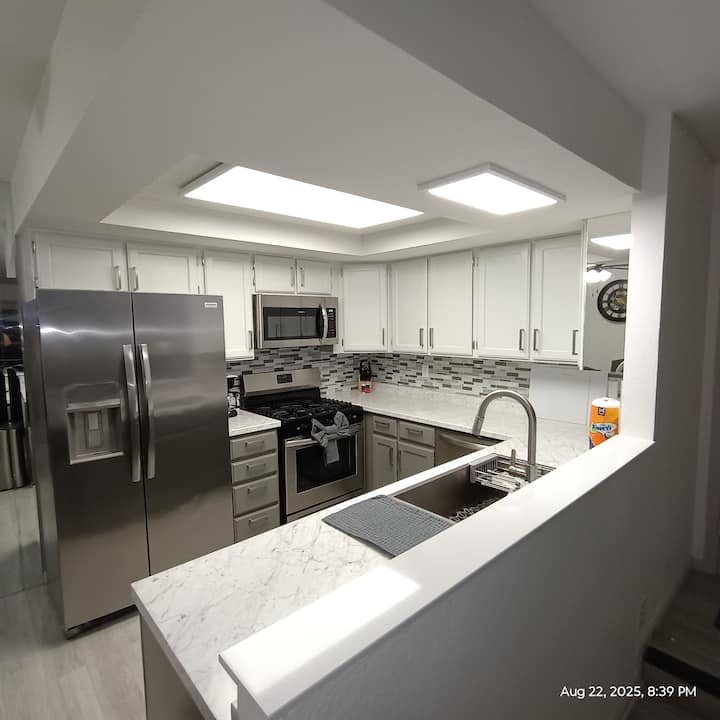 Long-term, 2-3 Br, 2bth, Condo, Centrally Located - Las Vegas, NV