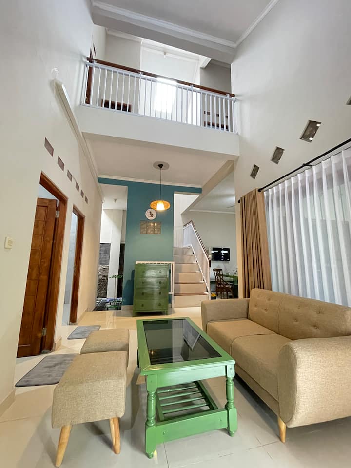 Umahenisa Homestay Near Tugu Yogyakarta - Yogyakarta