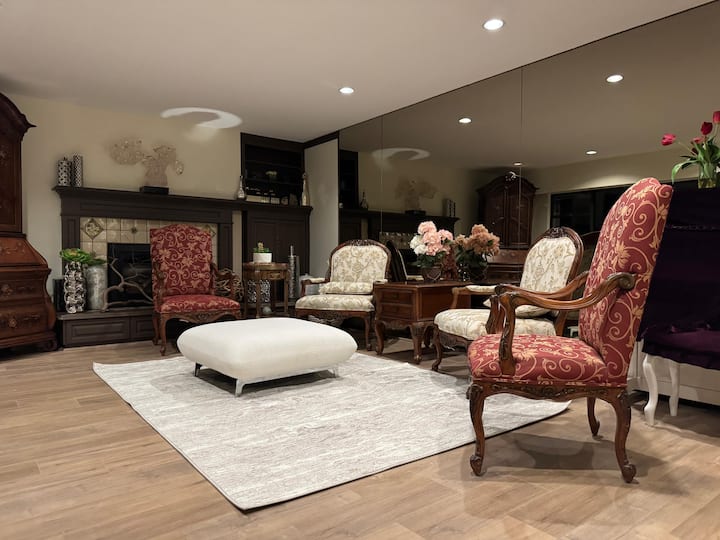 Deep Cove Waterfront Estate With Dock And Pool - Port Moody