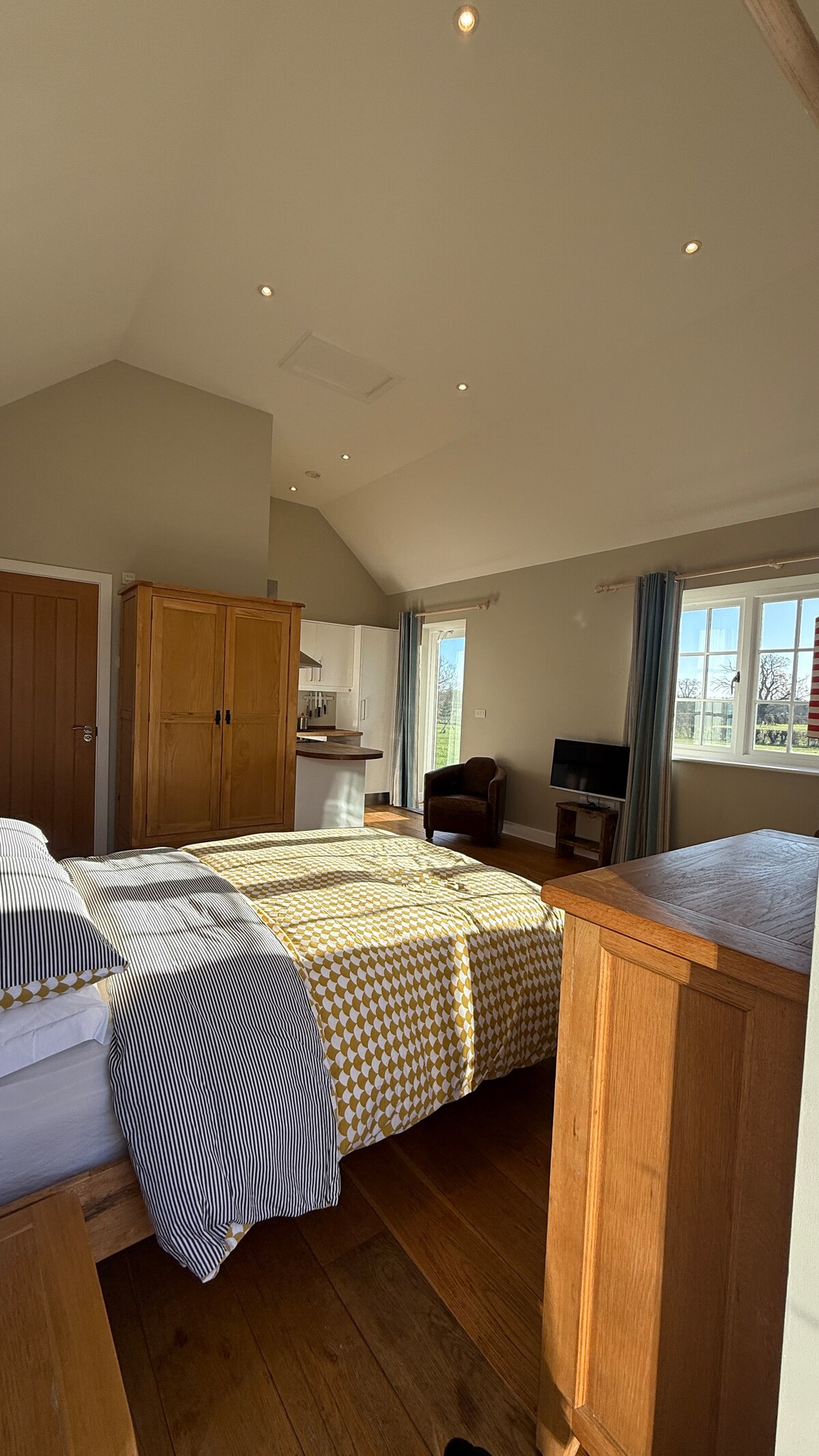 King bed studio, farm based, great views - Flats for Rent in Mortimer ...