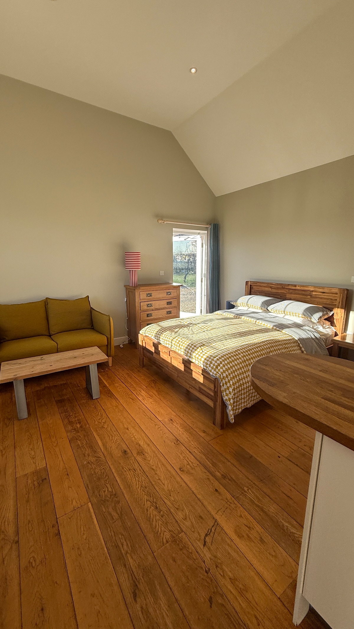 King bed studio, farm based, great views - Flats for Rent in Mortimer ...