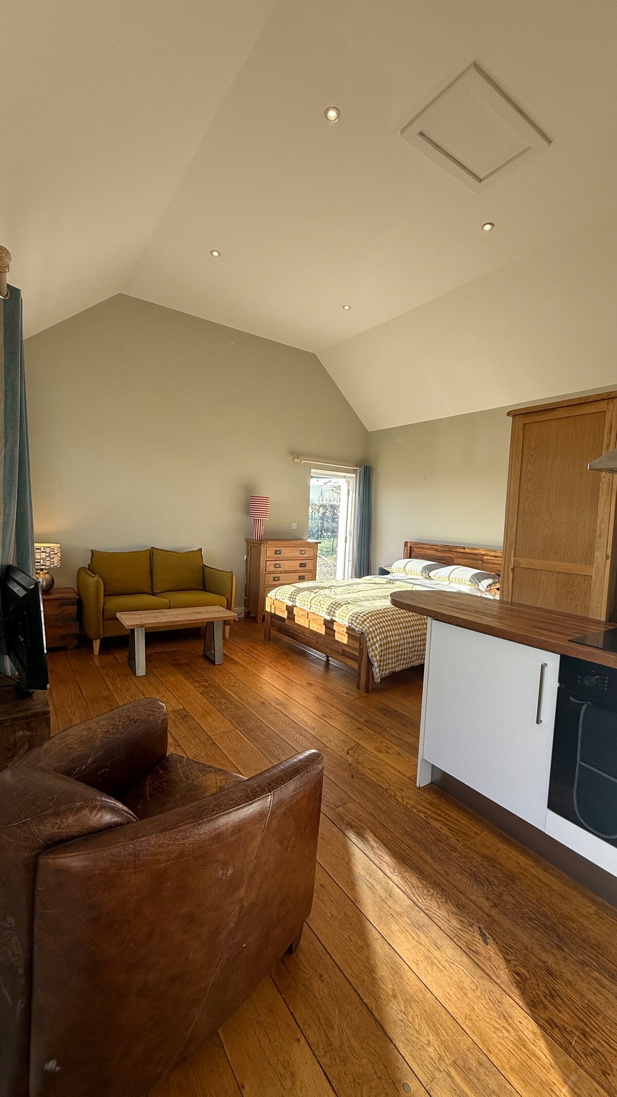 King bed studio, farm based, great views - Flats for Rent in Mortimer ...