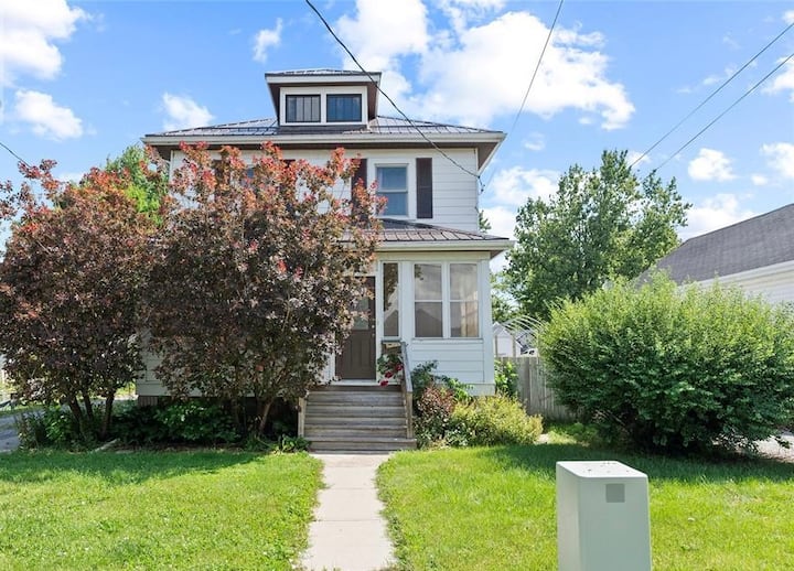 4 Bed Traditional Style Home In Downtown Chatham - Chatham-Kent