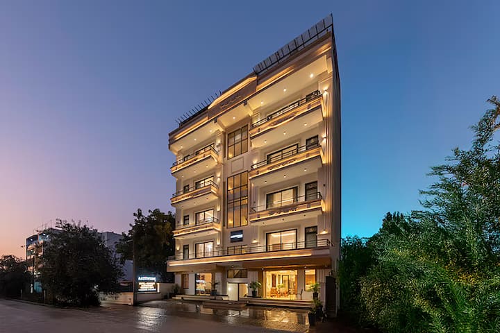 Skyline Rooftop Café & 8 Luxury Rooms By Qotel - Gurgaon