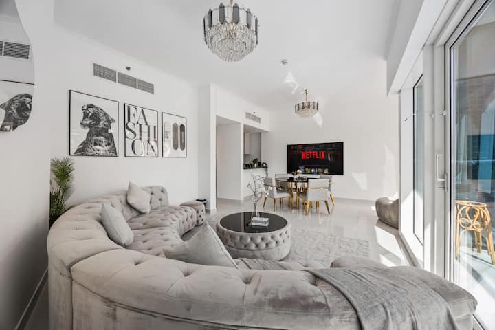 Elite Escapes - Glamorous Damac Heights - 2 Br - Dubai