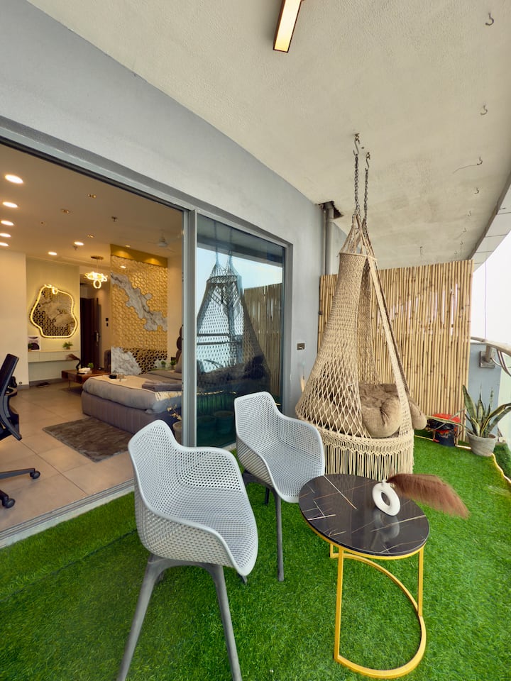 The Jade Oasis - 38th Floor City View Apartment - India