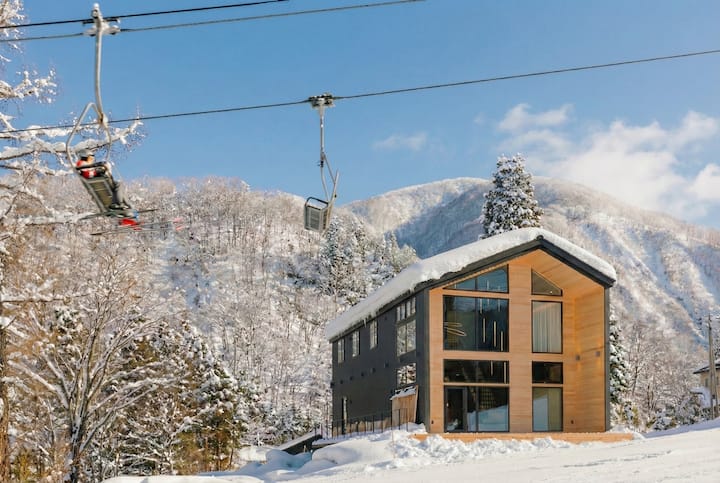 Slope-front, True Ski-in/ski-out Luxury Villa. - Hakuba