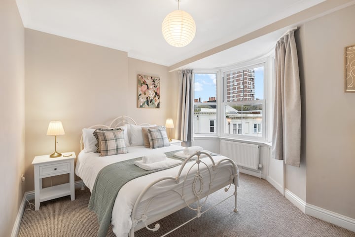 Central Brighton | King Beds | Sleep 6 | Fast Wifi - 호베