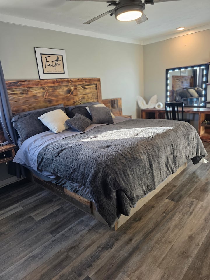 Angel House / A Warm Rustic Farmhouse Near Jsu - Jacksonville, AL