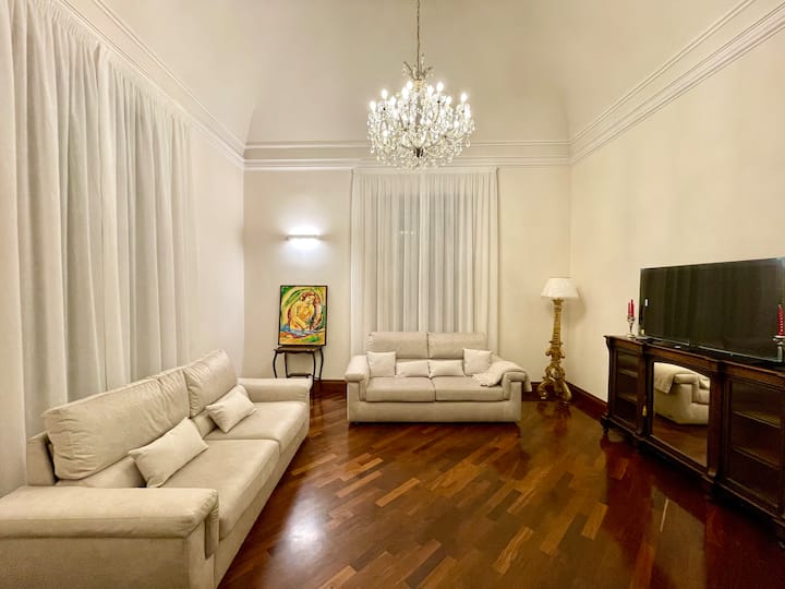 Antica Dimora Ferrari: 270sqm Next To The Duomo - Catane