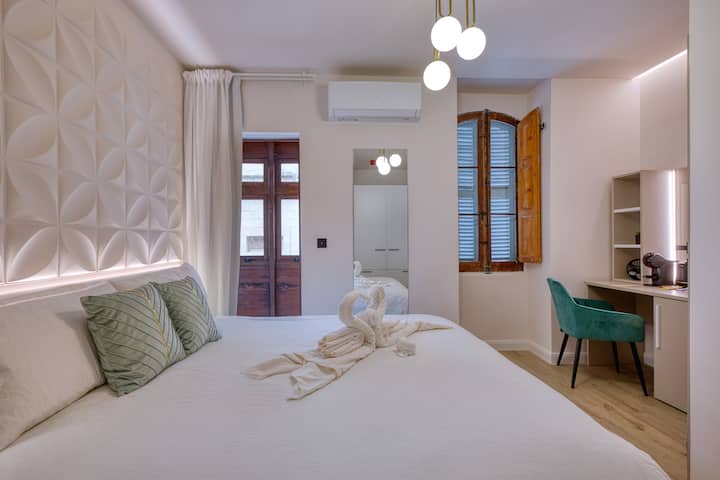 7 Main Gate - Double Room With Balcony - Valletta, Malta