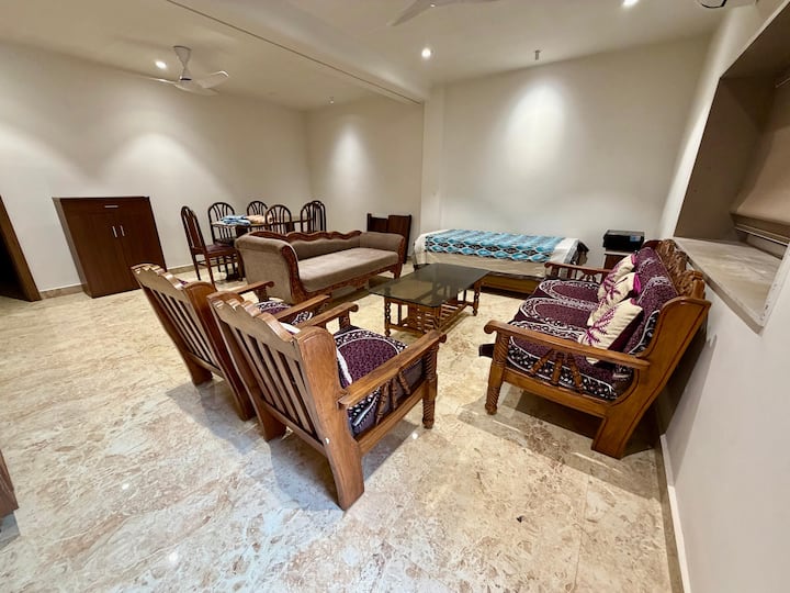 Premium 2 Bhk|parking|breakfast|prime Location - India