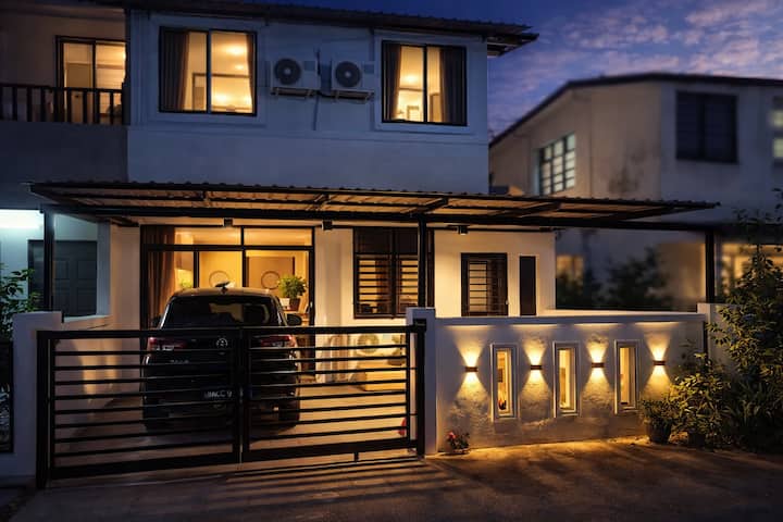 Luxe 5 Star Hotel Bed | Netflix | Cinema Projector - Langkawi