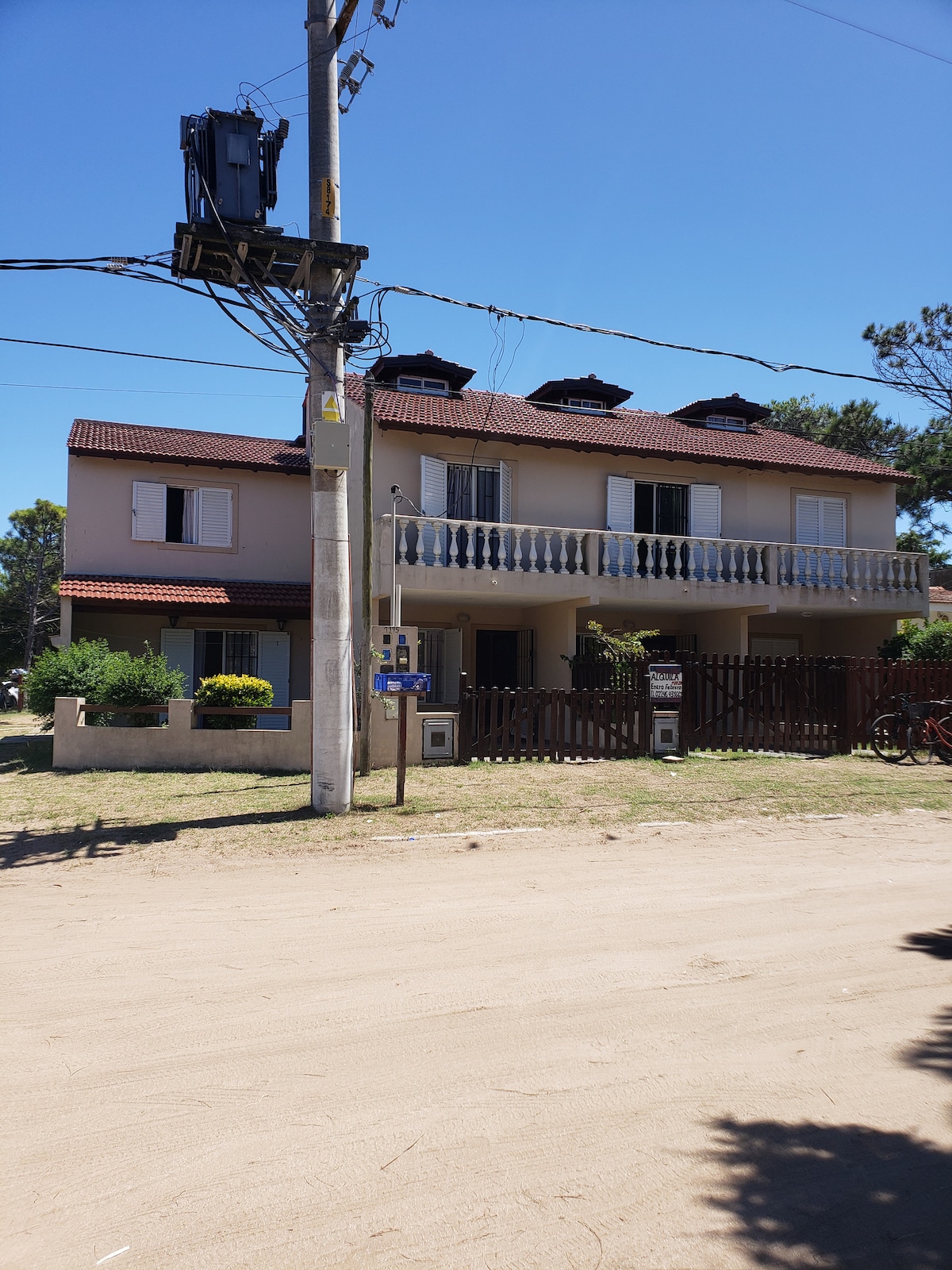 Middle Ground Floor Triplex 2 blocks from the beach - Flats for Rent in ...