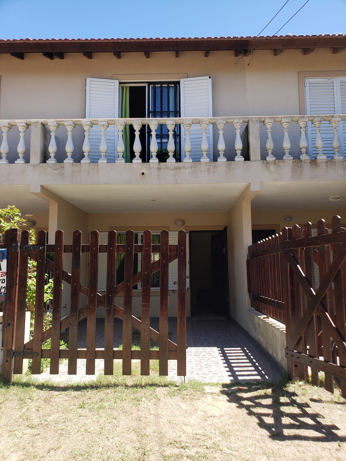 Middle Ground Floor Triplex 2 blocks from the beach - Apartments for ...