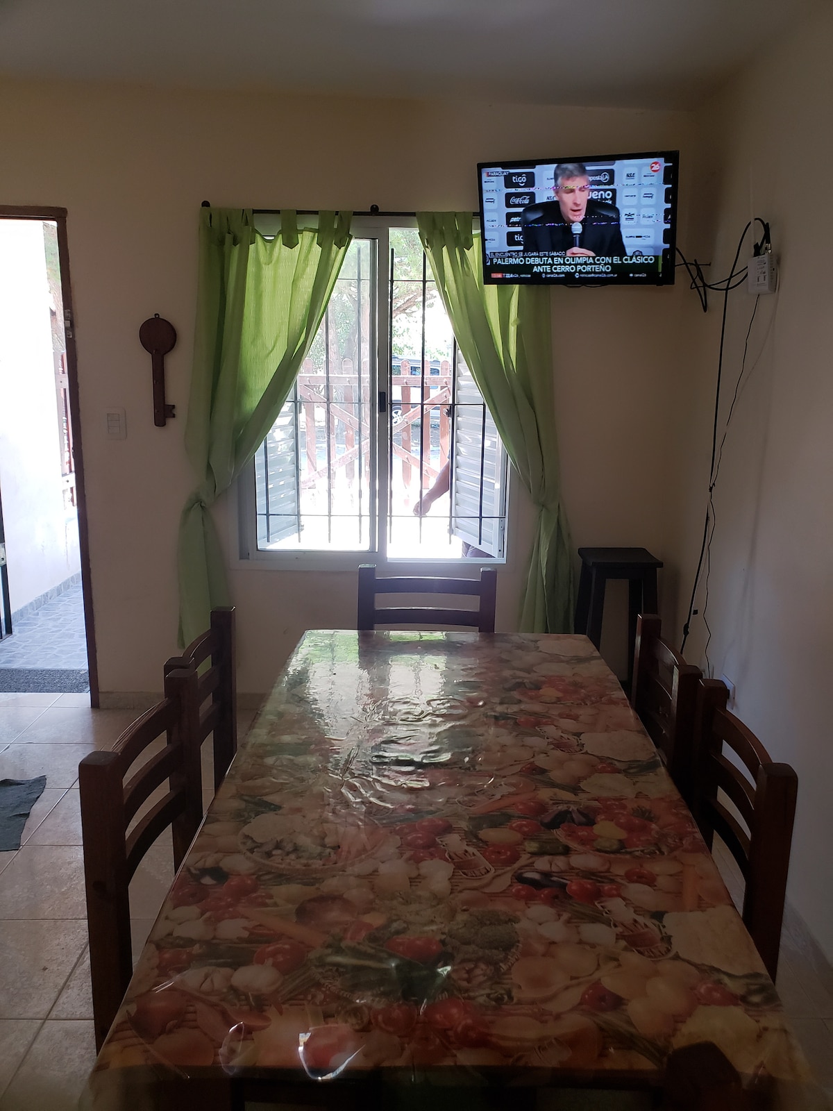 Middle Ground Floor Triplex 2 blocks from the beach - Apartments for ...