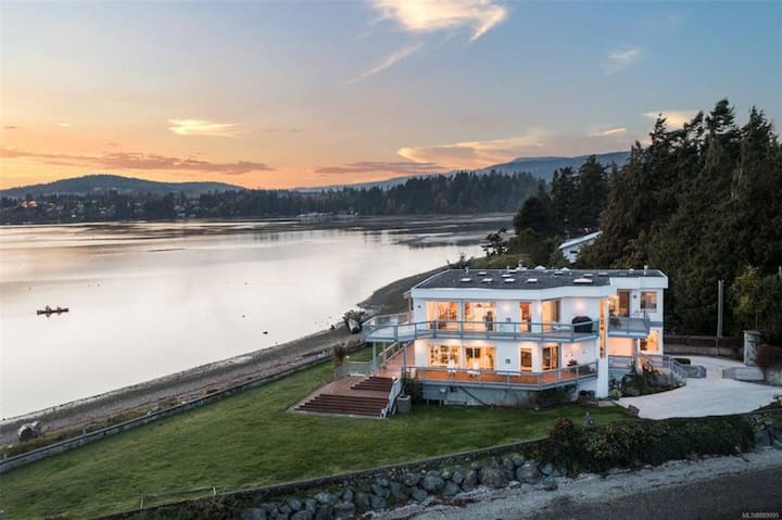 Oceanfront Point Retreat • 180° Views - Sooke