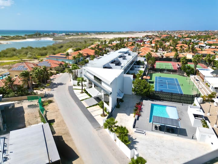 Condo 5 Min Walk To Beach! W/ Tennis, Pool & Gym! - Aruba