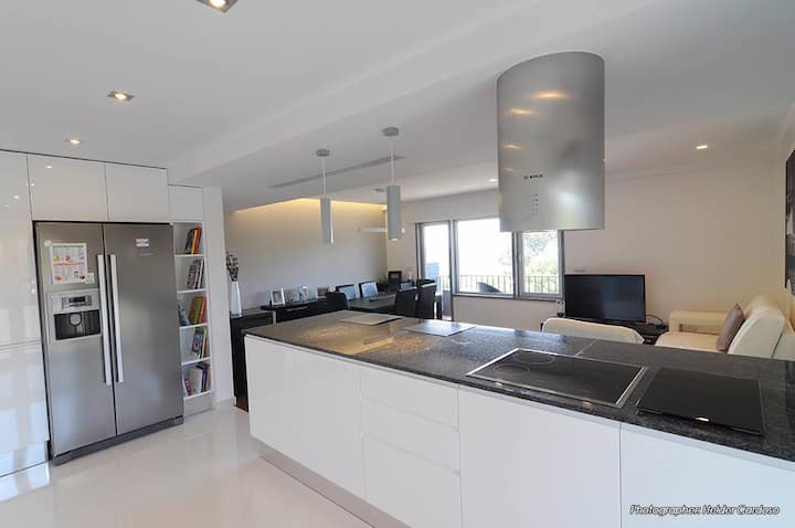 Bright Beachside Flat – Walk To Sea, Surf & Cafés - Oeiras