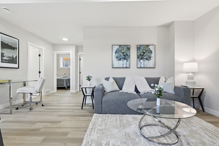 King Bed~2 Br 1bath ~10 Mins To Dt~ Entire Suite - Mount Royal University