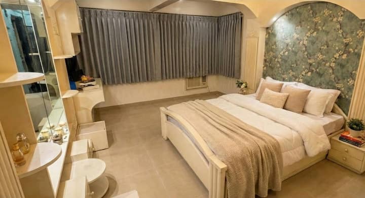 Live In The Heart Of Bollywood Lokhandwala Andheri - Mumbai