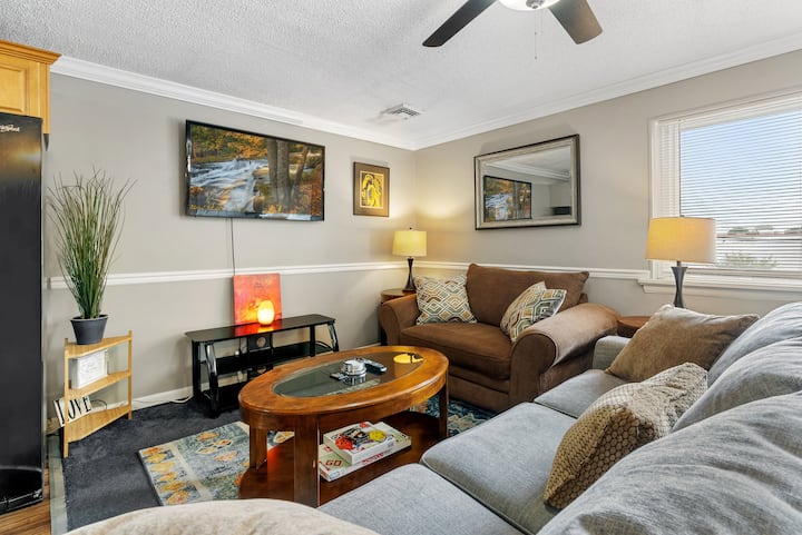 Sunny & Spacious 2br W/ Parking - Media, PA