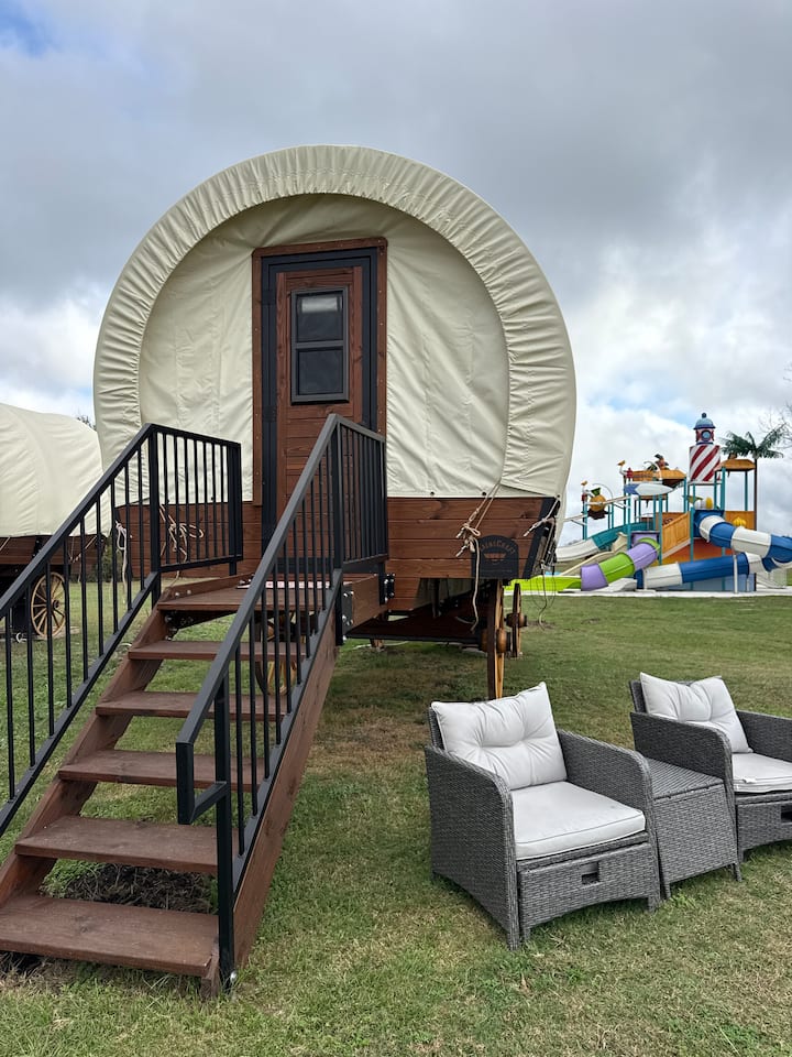 Rustic Covered Wagon With Porch Steps Cozy Stay - Eagle Lake, TX