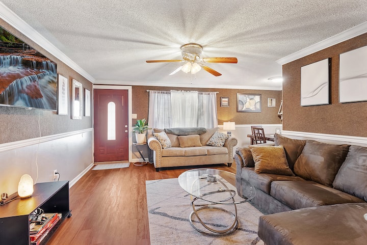 Bright & Tranquil 2br Retreat W/ Free Parking - Chester, PA