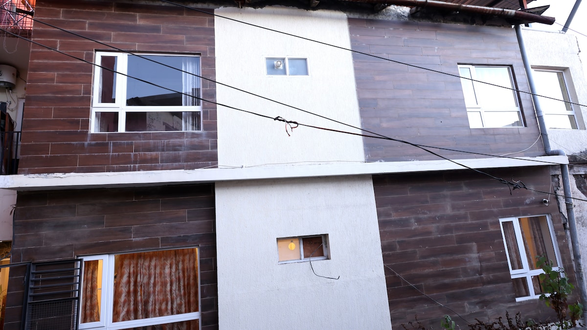 Walnut Heritage Room #Centre commercial principal #Mussoorie - Maisons ...