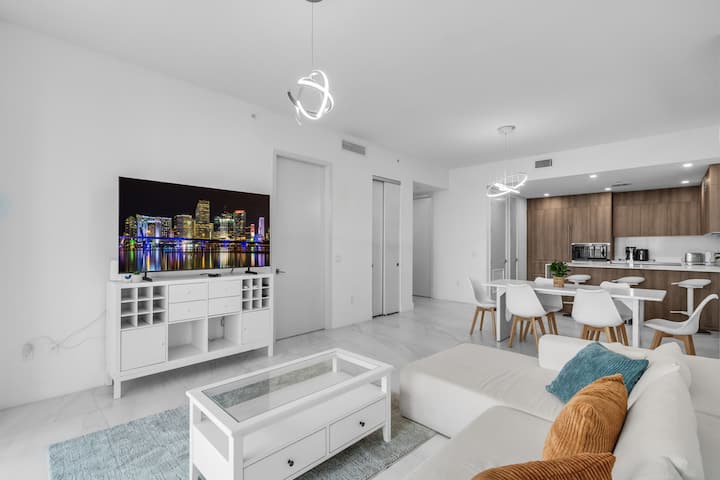 Chic Oceanview 2br: Free Parking • Pool • Jacuzzi - Sunny Isles Beach, FL