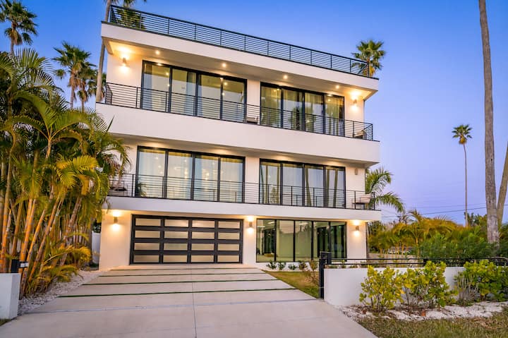 Redington Beach Luxury Home W/ Pool & Rooftop Deck - Madeira Beach, FL