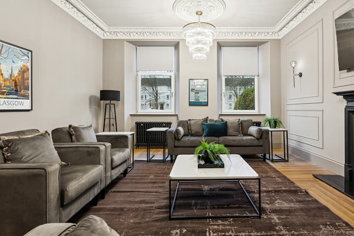 Cosy 5 Bedroom Home | 3 Bathroom | Private Parking - Glasgow