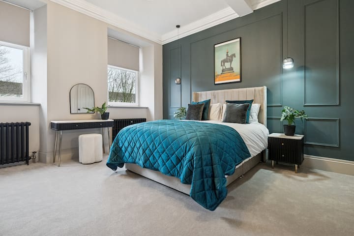 Cosy 5 Bedroom Home | 3 Bathroom | Private Parking - Glasgow