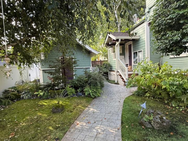 1 Bed/1 Bath/1 Parking Space/laundry/ Pets Ok - Tacoma, WA