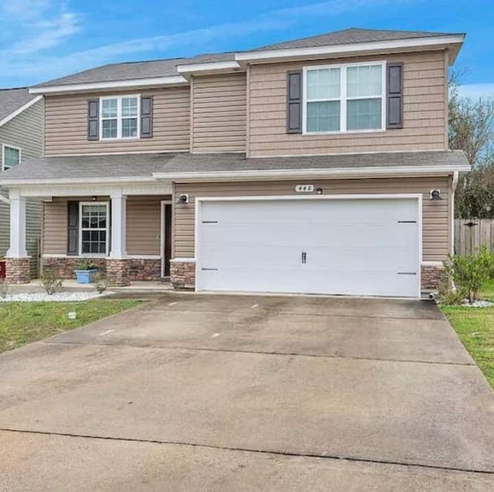 Spacious 5-bedroom 2.5 Bathroom House - Crestview, FL