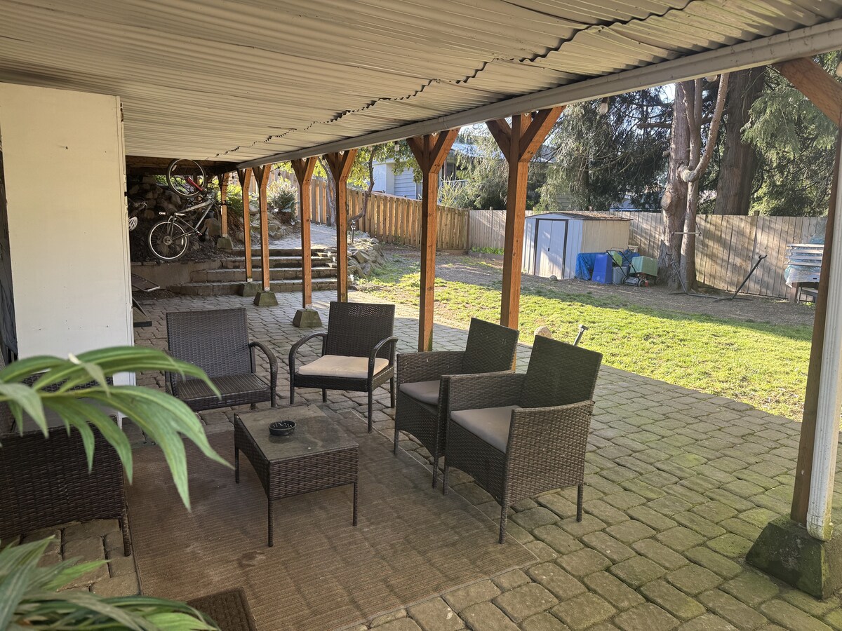 Chambre avec lits superposés dans un appartement partagé au sous-sol ...
