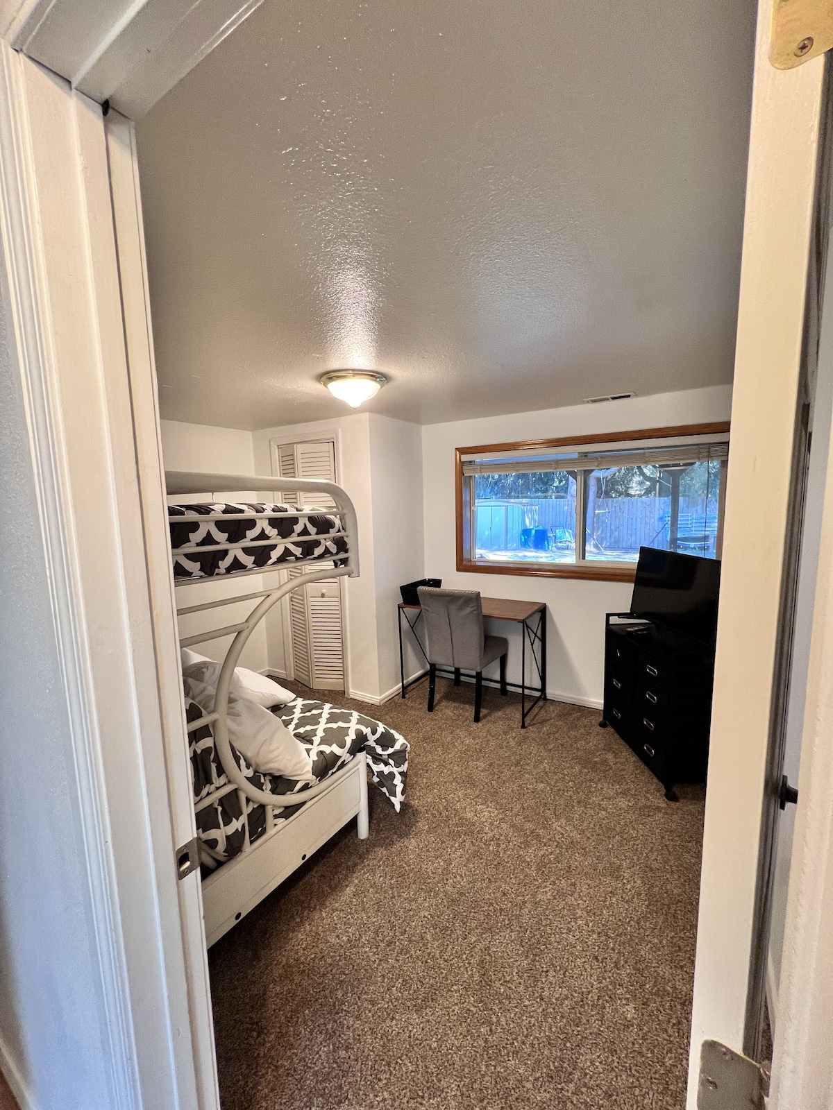 Chambre avec lits superposés dans un appartement partagé au sous-sol ...