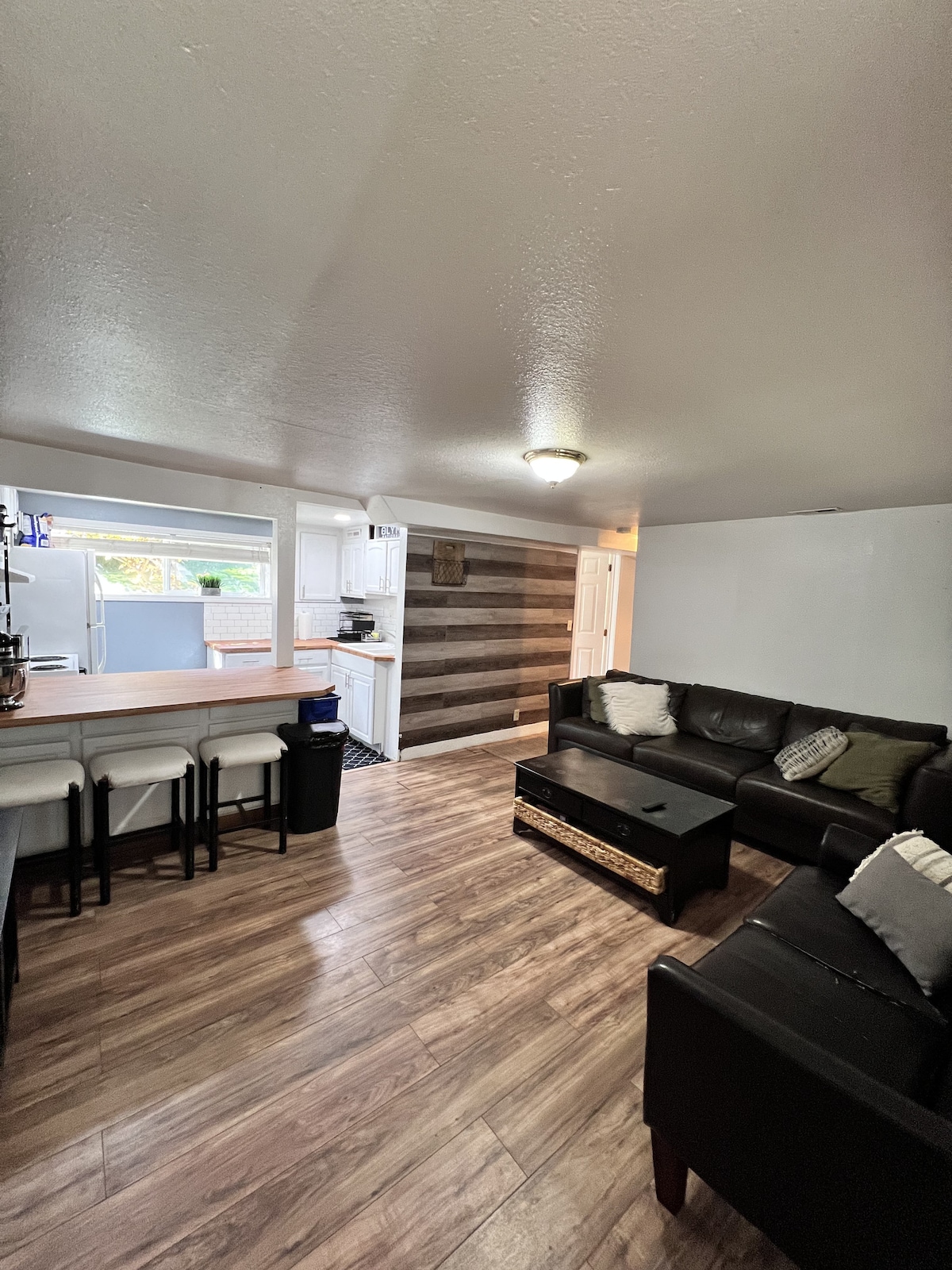 Chambre avec lits superposés dans un appartement partagé au sous-sol ...