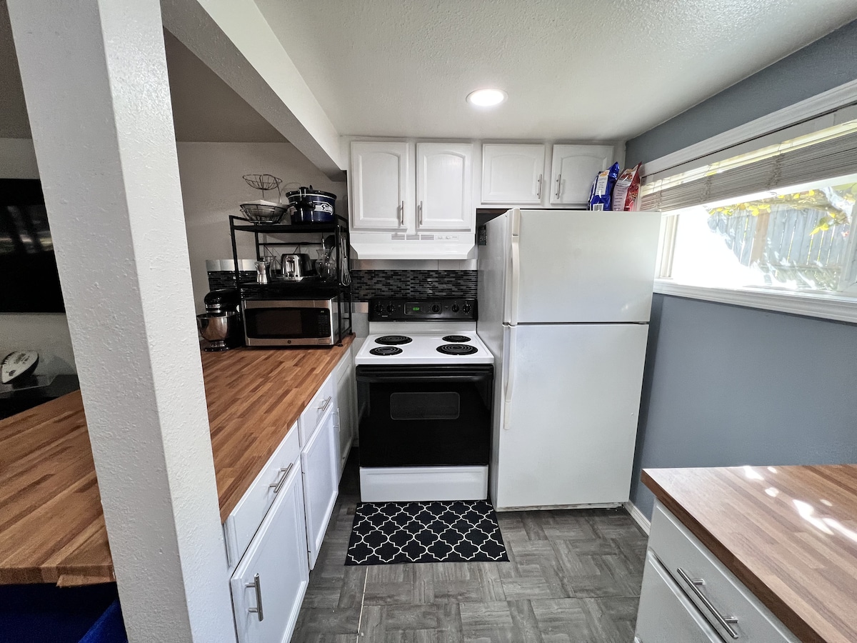 Chambre avec lits superposés dans un appartement partagé au sous-sol ...